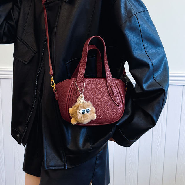 Autumn and winter versic messenger bag female 2024 new fashion niche ...