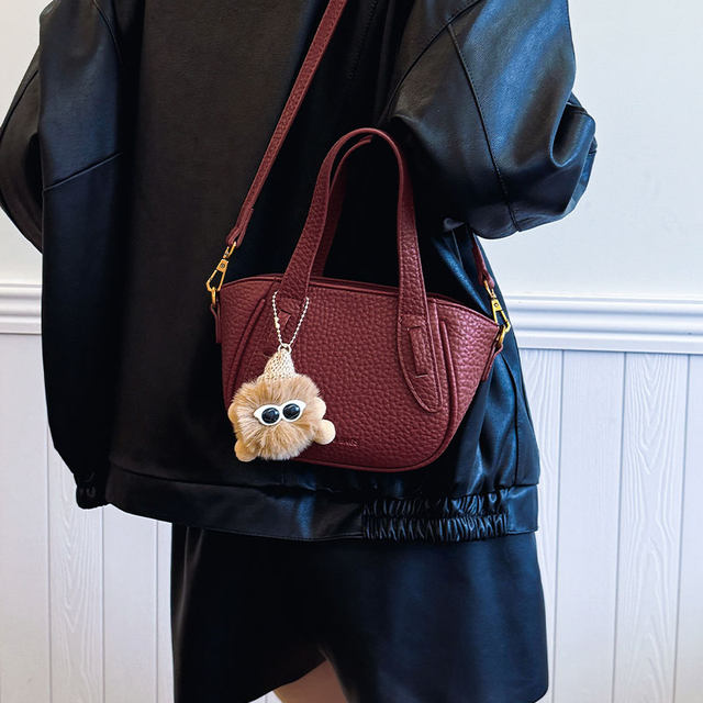 Autumn and winter versic messenger bag female 2024 new fashion niche ...