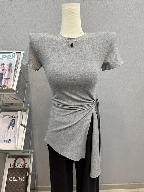 Irregular split straps, fashionable shoulder shoulder pad T -shirts ...
