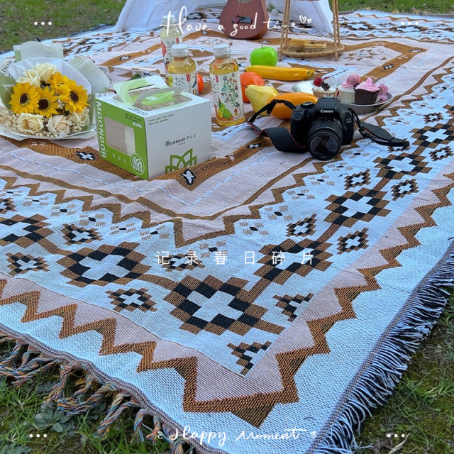 Outdoor field padding blanket four seasons universal covered blanket ...
