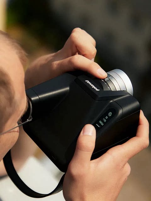 Spot Polaroid i-2 professional-grade instant imaging camera F8 aperture