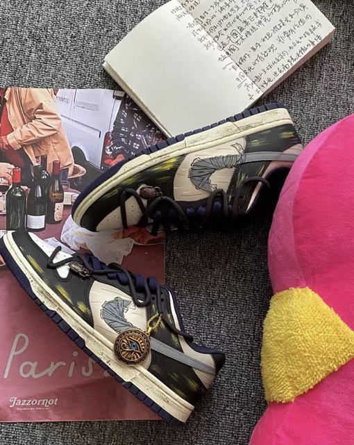 Custom sneakers NIKEDUNKlow's Eye Eye