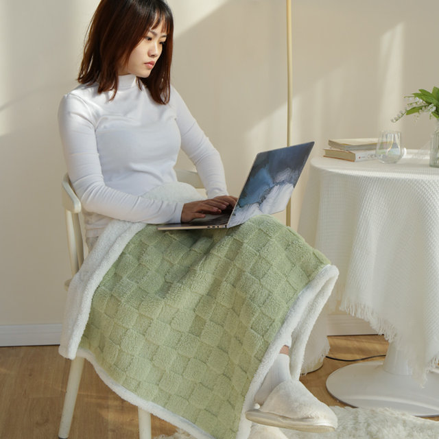 Cover the legs small blankets in autumn and winter office.