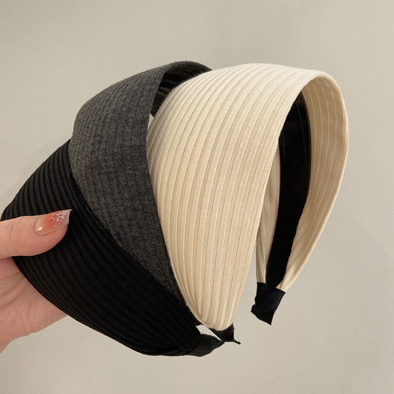 Reba Yimeng Ling same French knitted black and gray additional hoeing ...