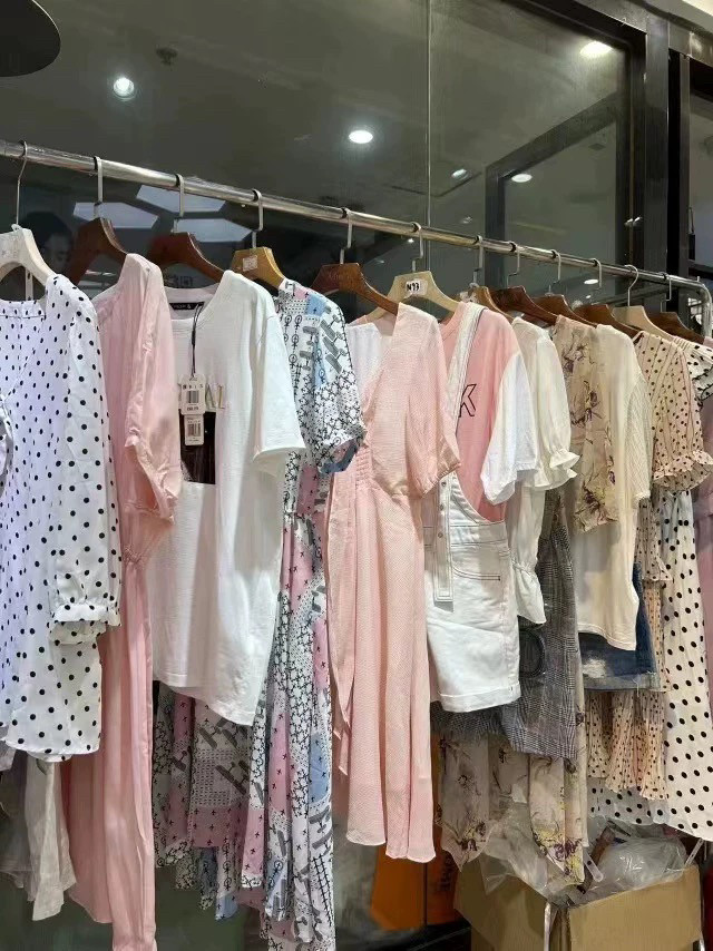 Juanbao first-line brand discount women's clothing counter withdrawal ...