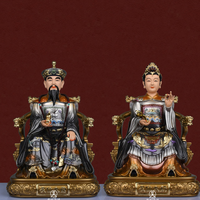 The resin statue of the gray master and grandma of the Hui family is ...