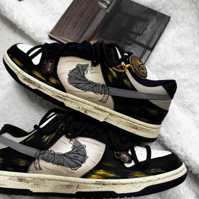 Custom sneakers NIKEDUNKlow's Eye Eye