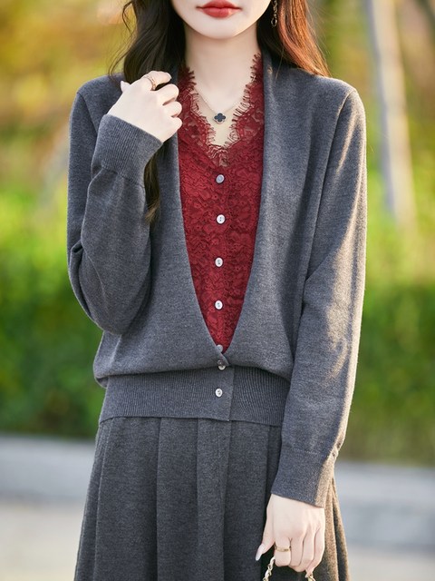 Autumn and winter V-neck color-blocked fake two-piece worsted wool ...