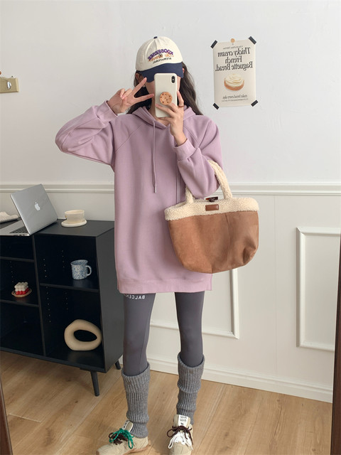 Winter shoulder extension and a velvet skirt in the long -length hooded ...